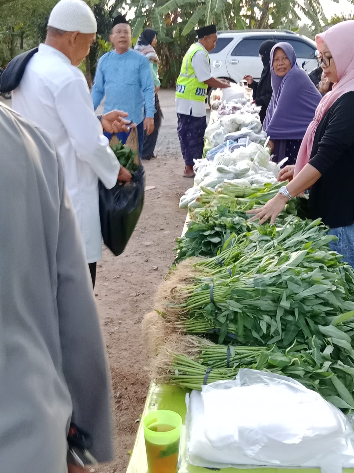 Jumat Berbagi: Masjid Nurul Islam Berbagi Sayur Segar Gratis - MAJALAH ...